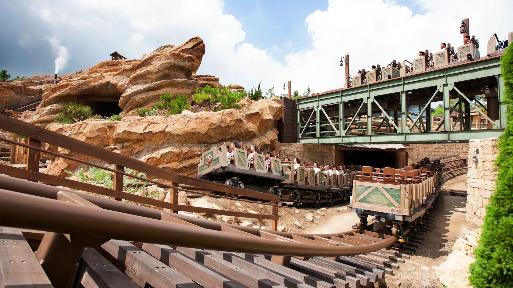 Hong Kong Disneyland: Must-Do Attractions 2026 | Magic Tips